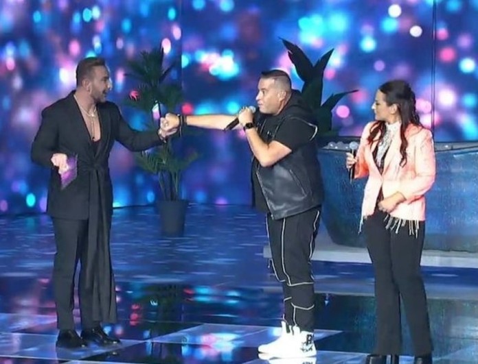 J2US: Τραγούδησε Tranno και ξεσήκωσε το πλατό - Η εντυπωσιακή εμφάνισή του Valentino και της ...